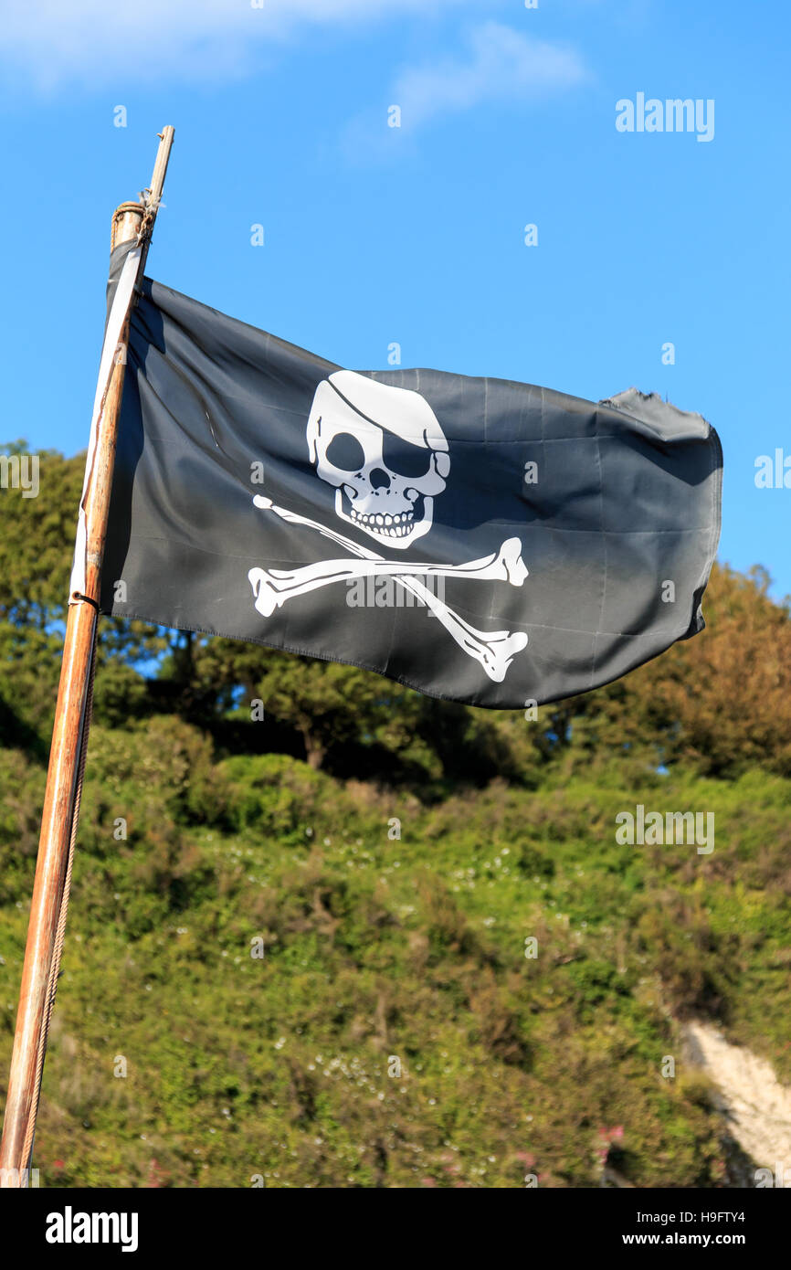 Skull and crossbones flag hi-res stock photography and images - Alamy