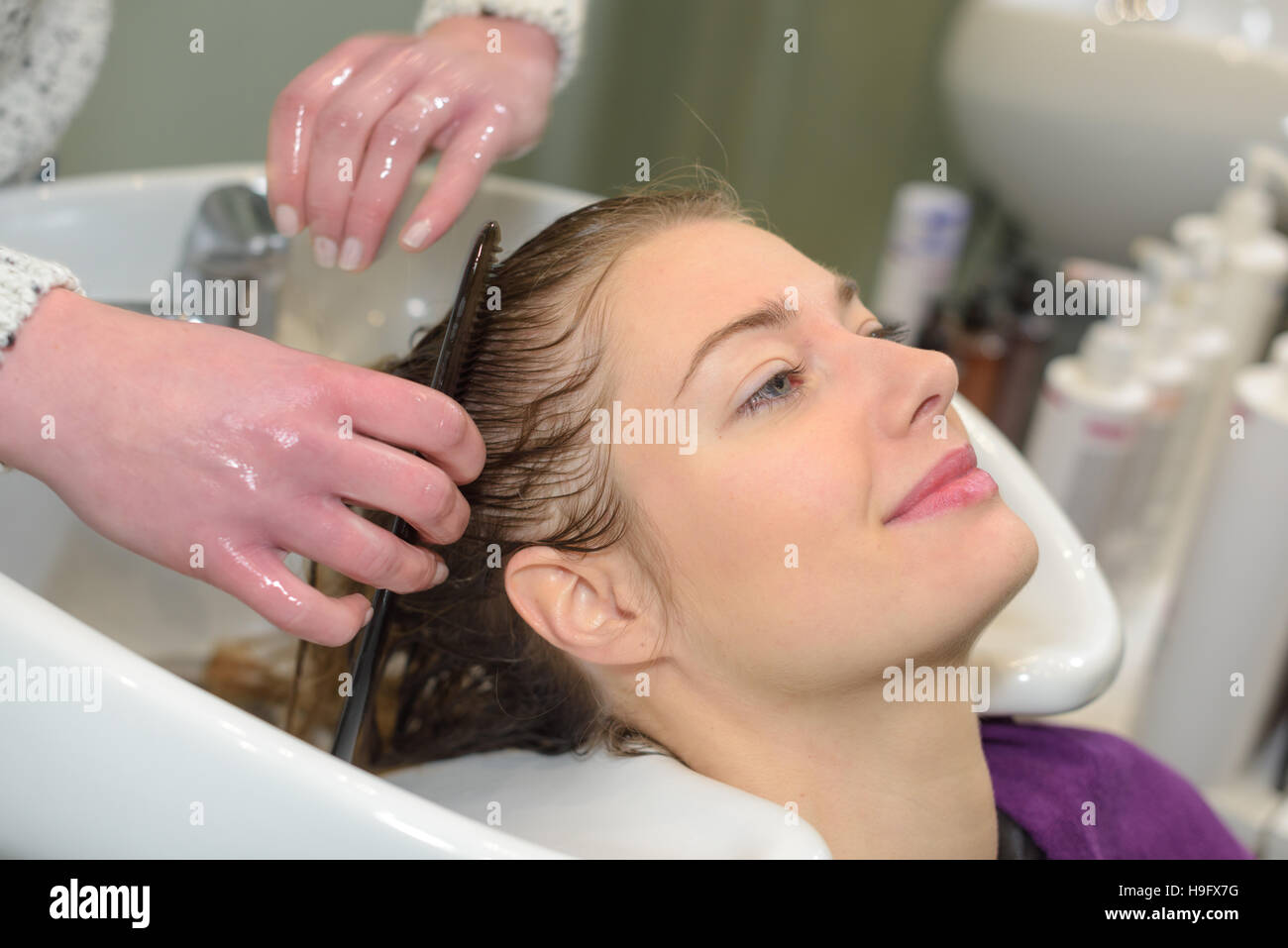woman washing head in hair salon Stock Photo - Alamy