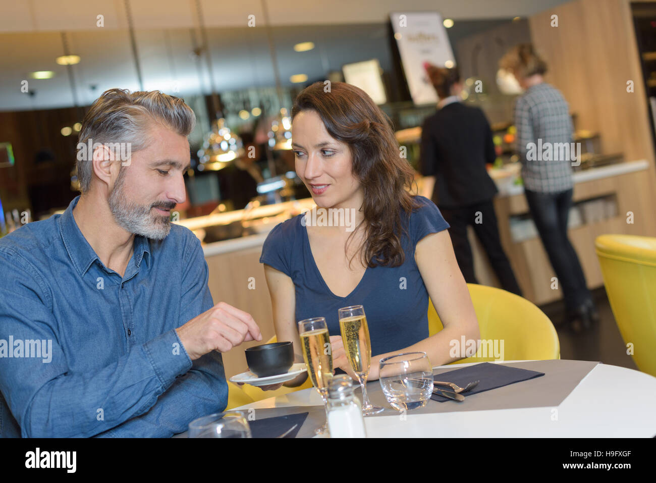 couple on date eating Stock Photo - Alamy