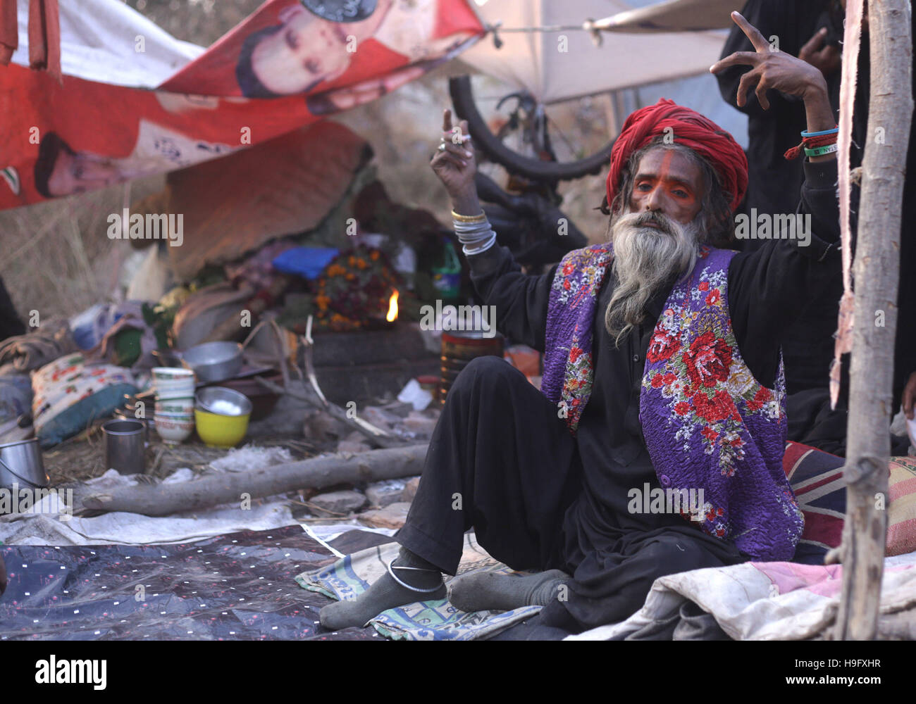 Lahore, Pakistan. 21st Nov, 2016. Pakistani devotees (Traditional ...