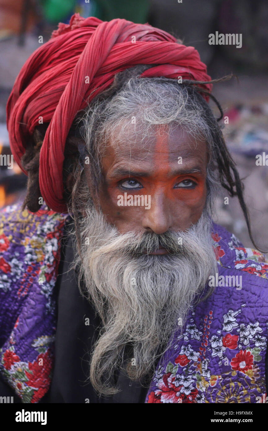 Lahore, Pakistan. 21st Nov, 2016. Pakistani devotees (Traditional ...