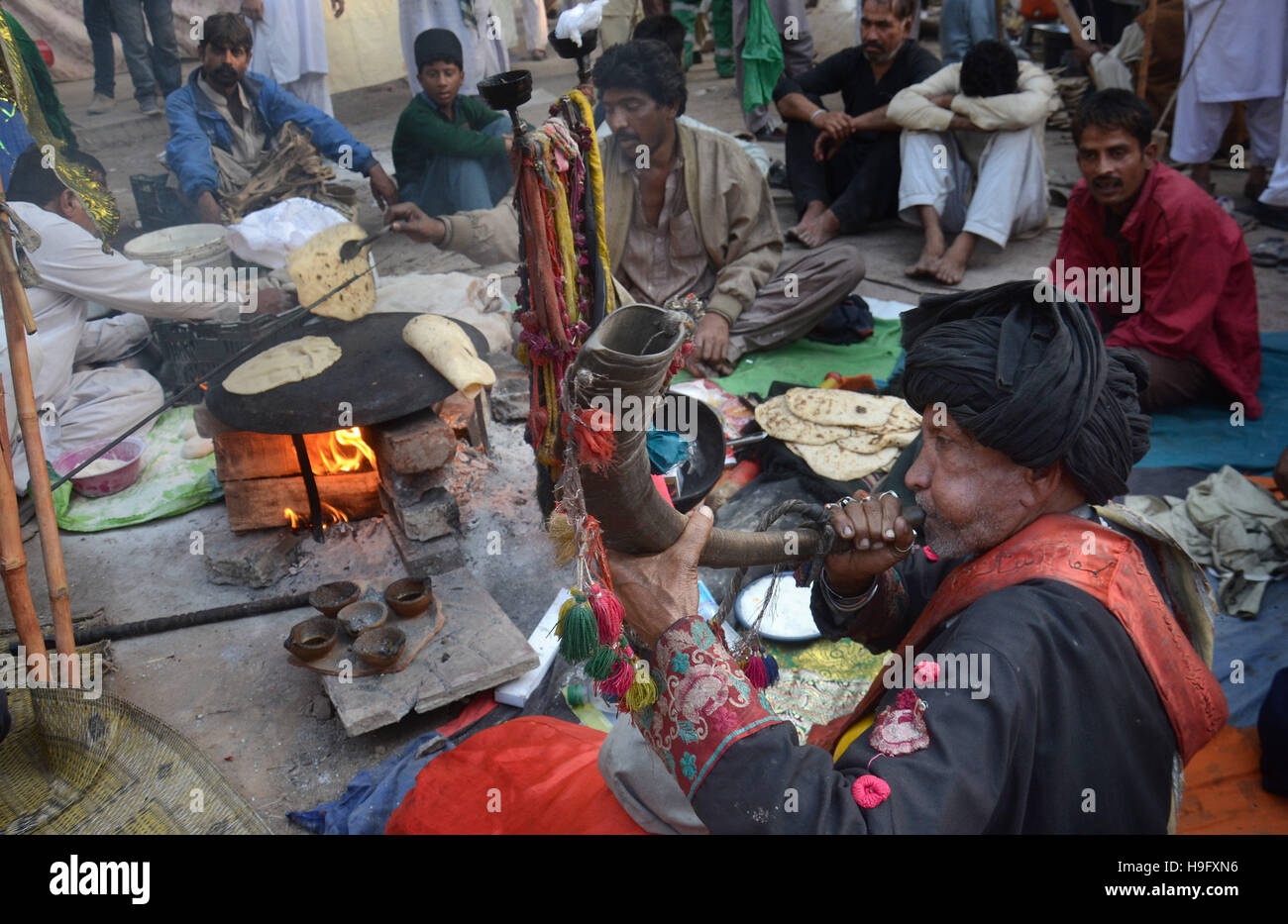Lahore, Pakistan. 21st Nov, 2016. Pakistani devotees (Traditional ...