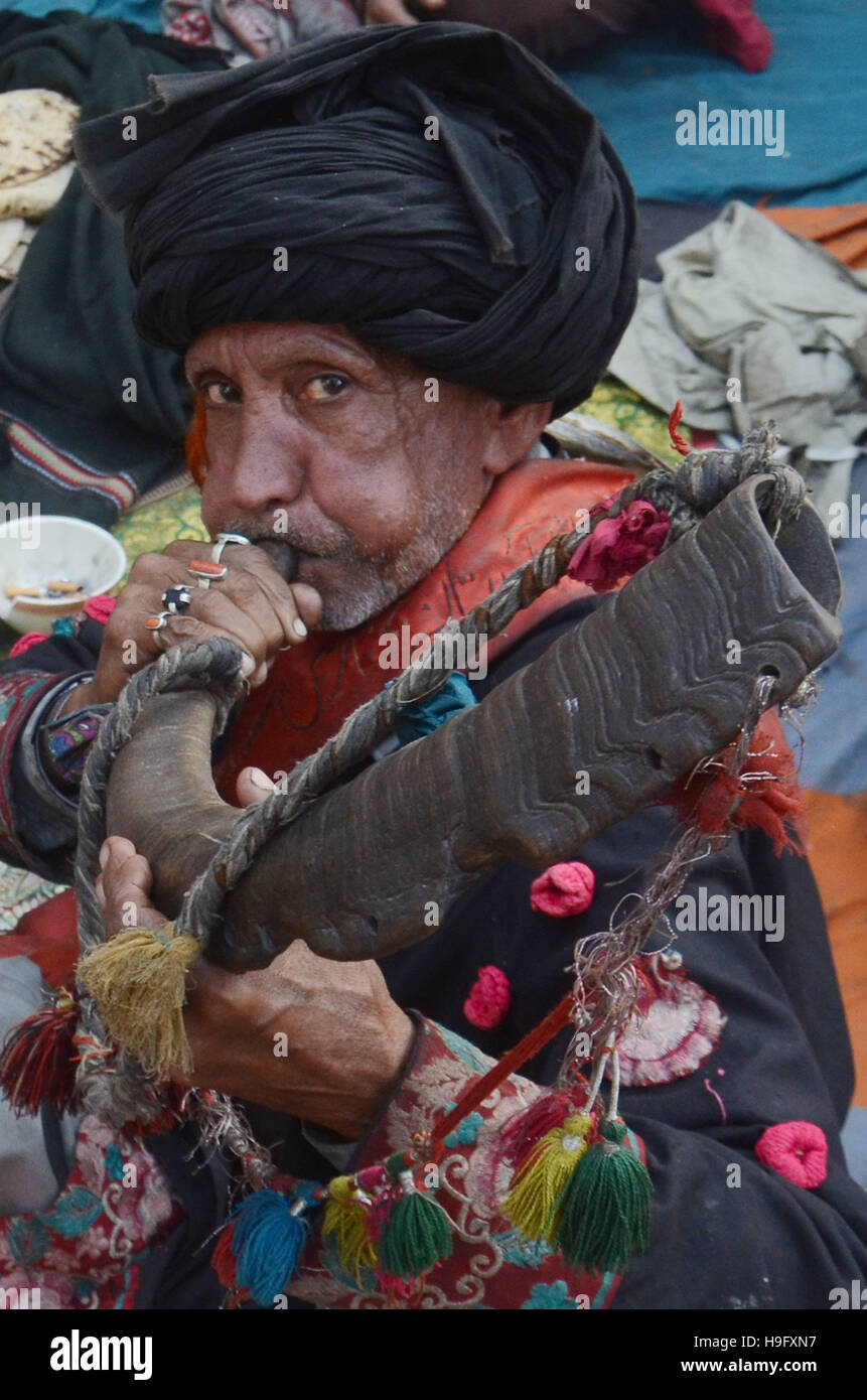 Lahore, Pakistan. 21st Nov, 2016. Pakistani devotees (Traditional ...
