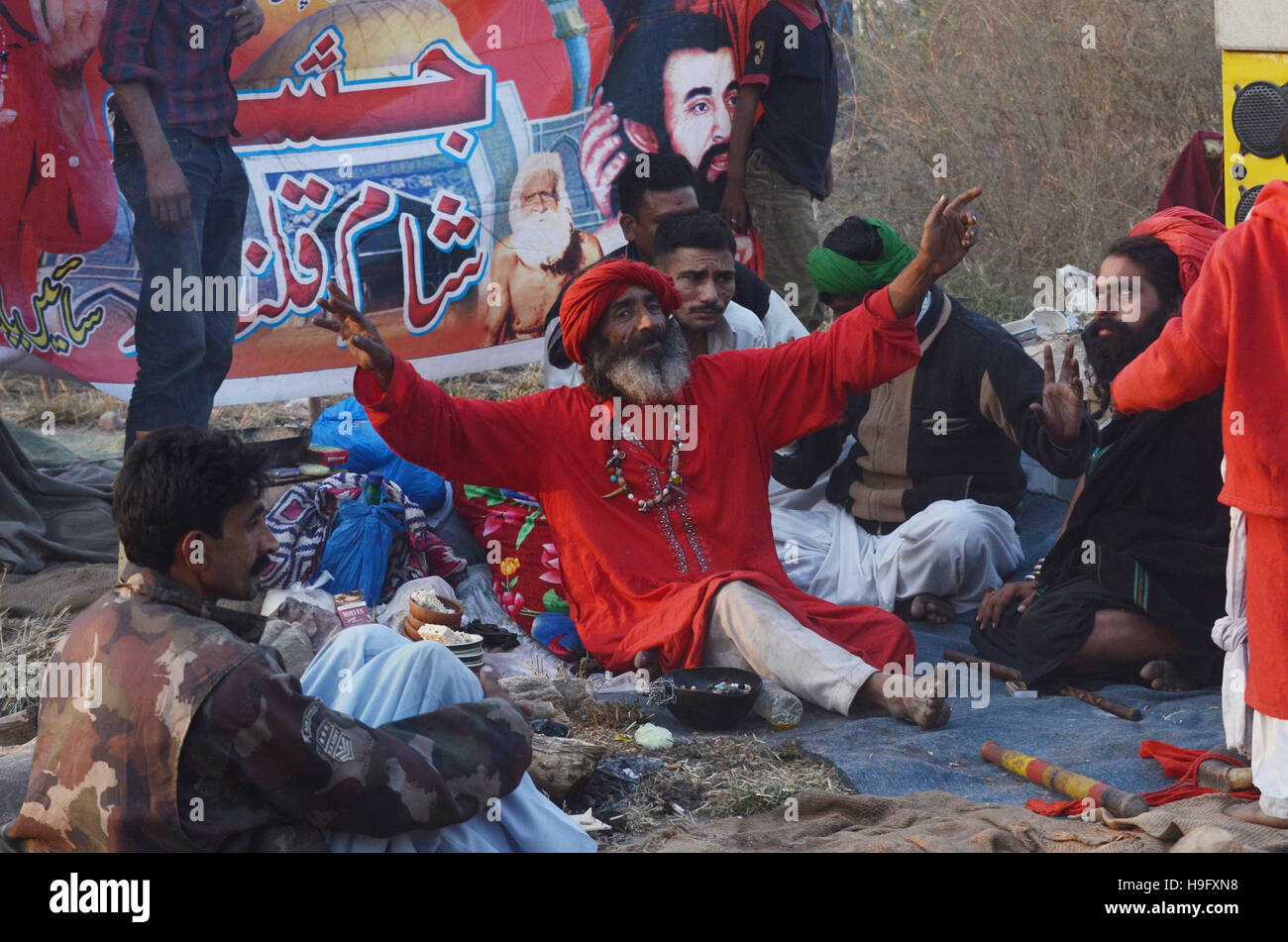 Lahore, Pakistan. 21st Nov, 2016. Pakistani devotees (Traditional ...