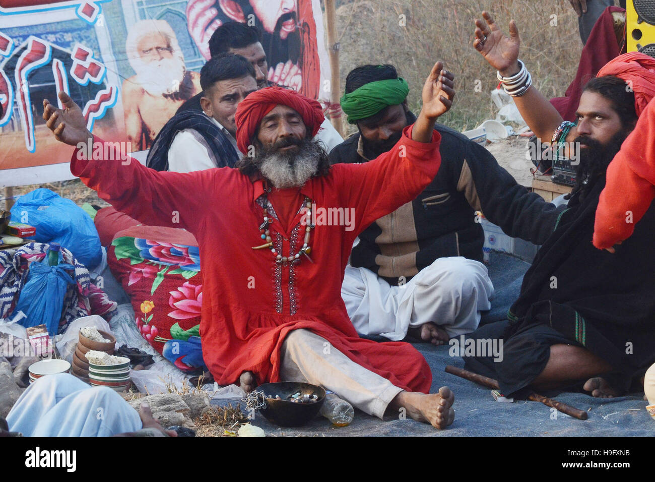 Lahore, Pakistan. 21st Nov, 2016. Pakistani devotees (Traditional ...
