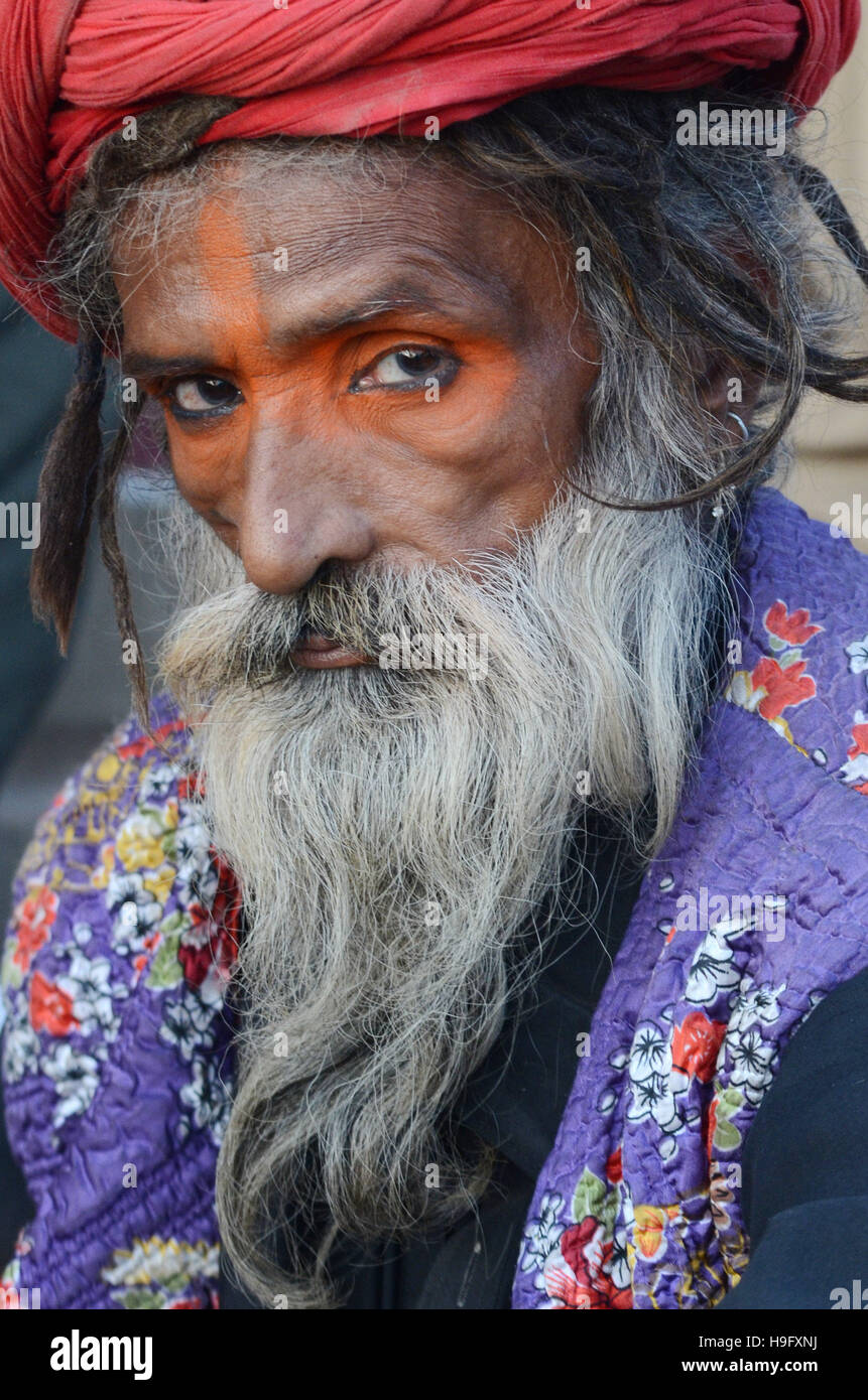 Lahore, Pakistan. 21st Nov, 2016. Pakistani devotees (Traditional ...