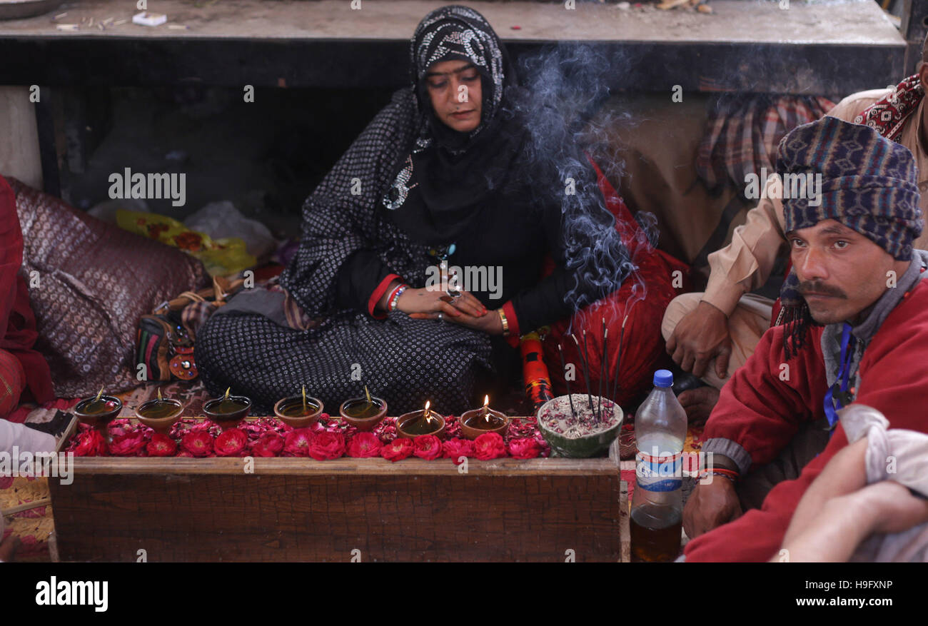 Lahore, Pakistan. 21st Nov, 2016. Pakistani devotees (Traditional ...