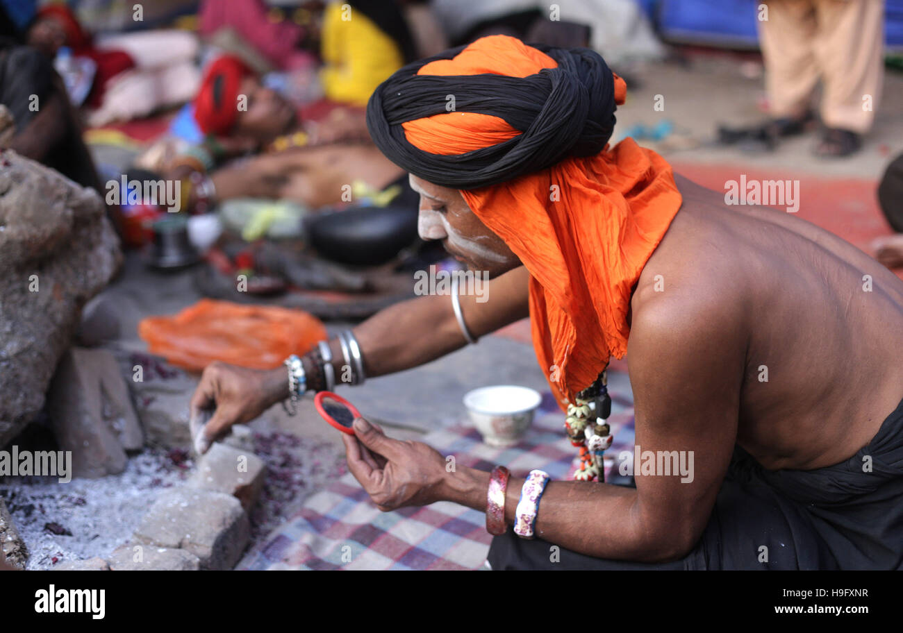 Lahore, Pakistan. 21st Nov, 2016. Pakistani devotees (Traditional ...