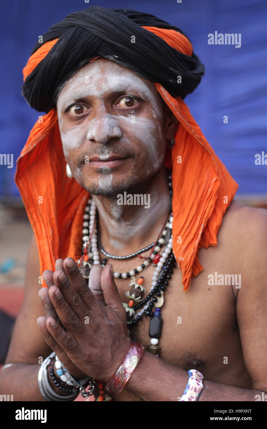 Lahore, Pakistan. 21st Nov, 2016. Pakistani devotees (Traditional ...