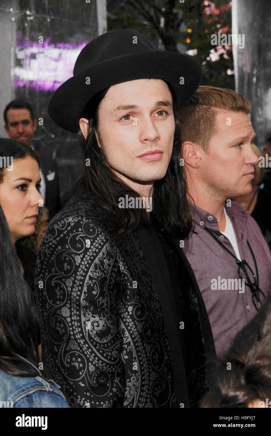 James Bay arrives at the 2016 American Music Awards at Microsoft ...