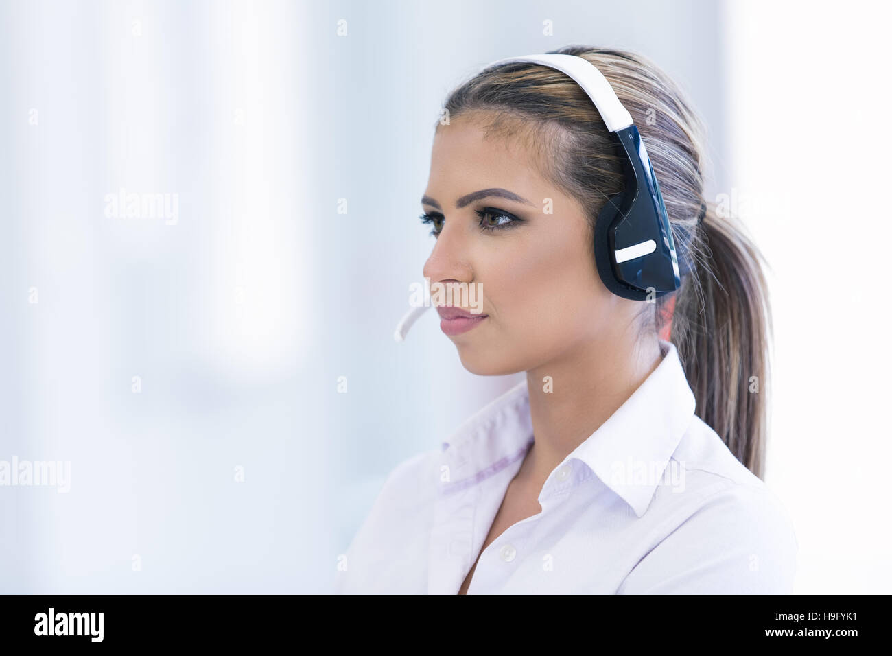 Female customer support operator with headset and smiling Stock Photo - Alamy