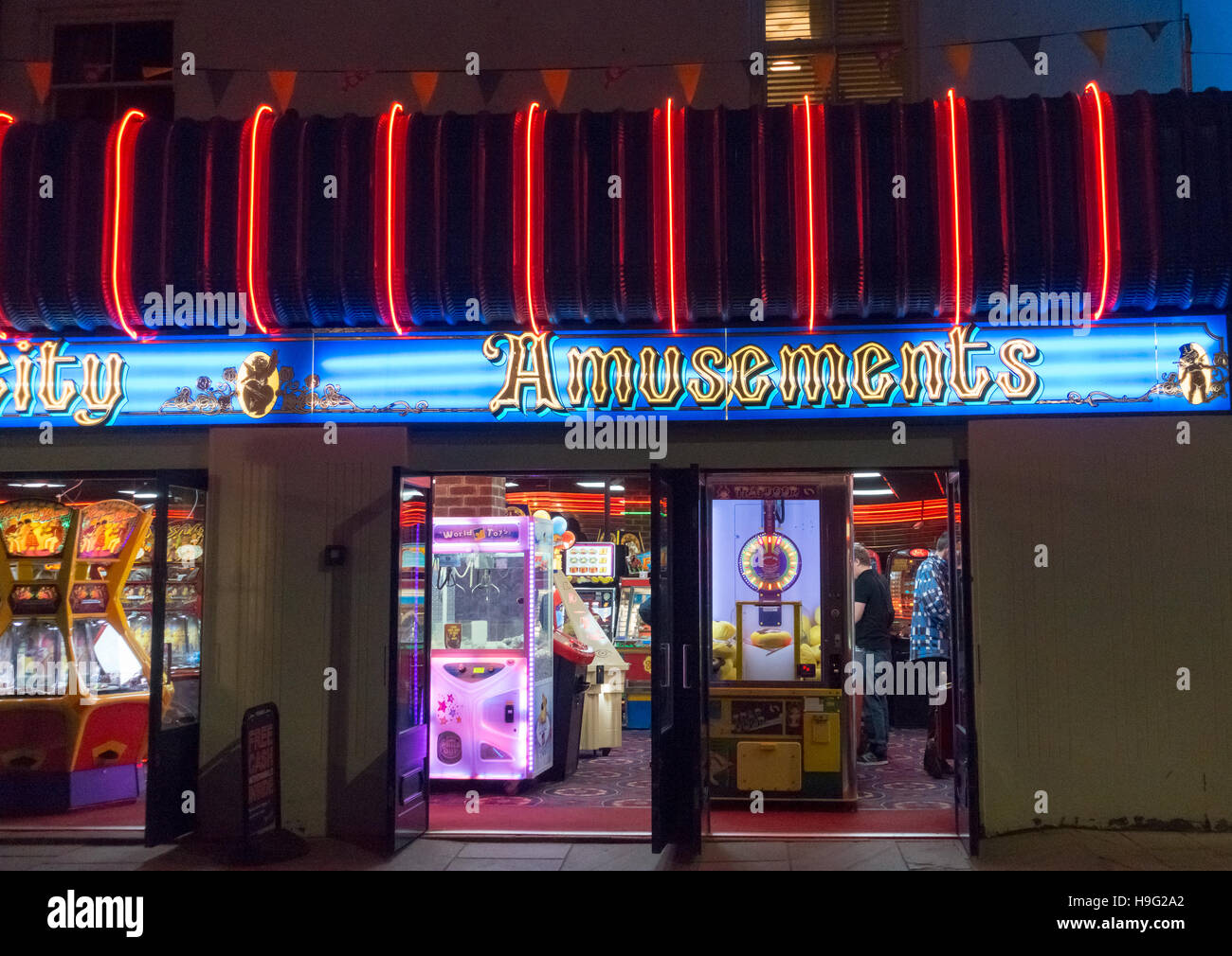 Whitby amusement arcade hi-res stock photography and images - Alamy
