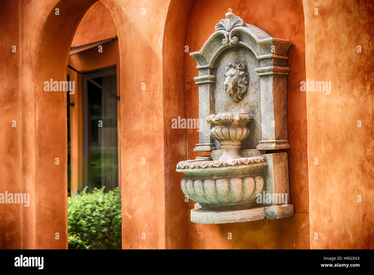 Lion's face statue carved on the wall of a building Stock Photo - Alamy