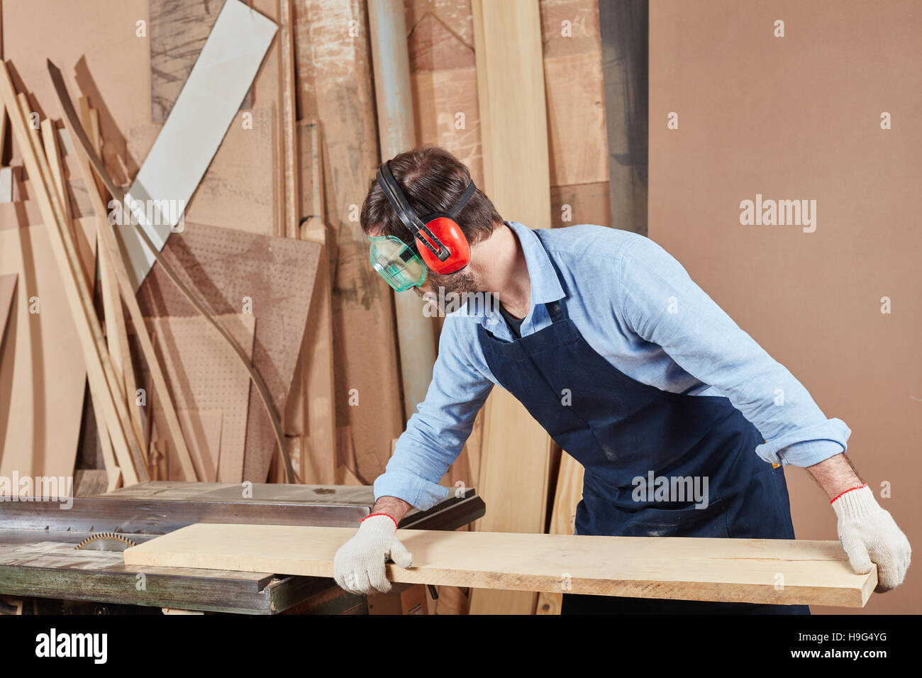 Carpenter cutting wood with circular saw Stock Photo - Alamy