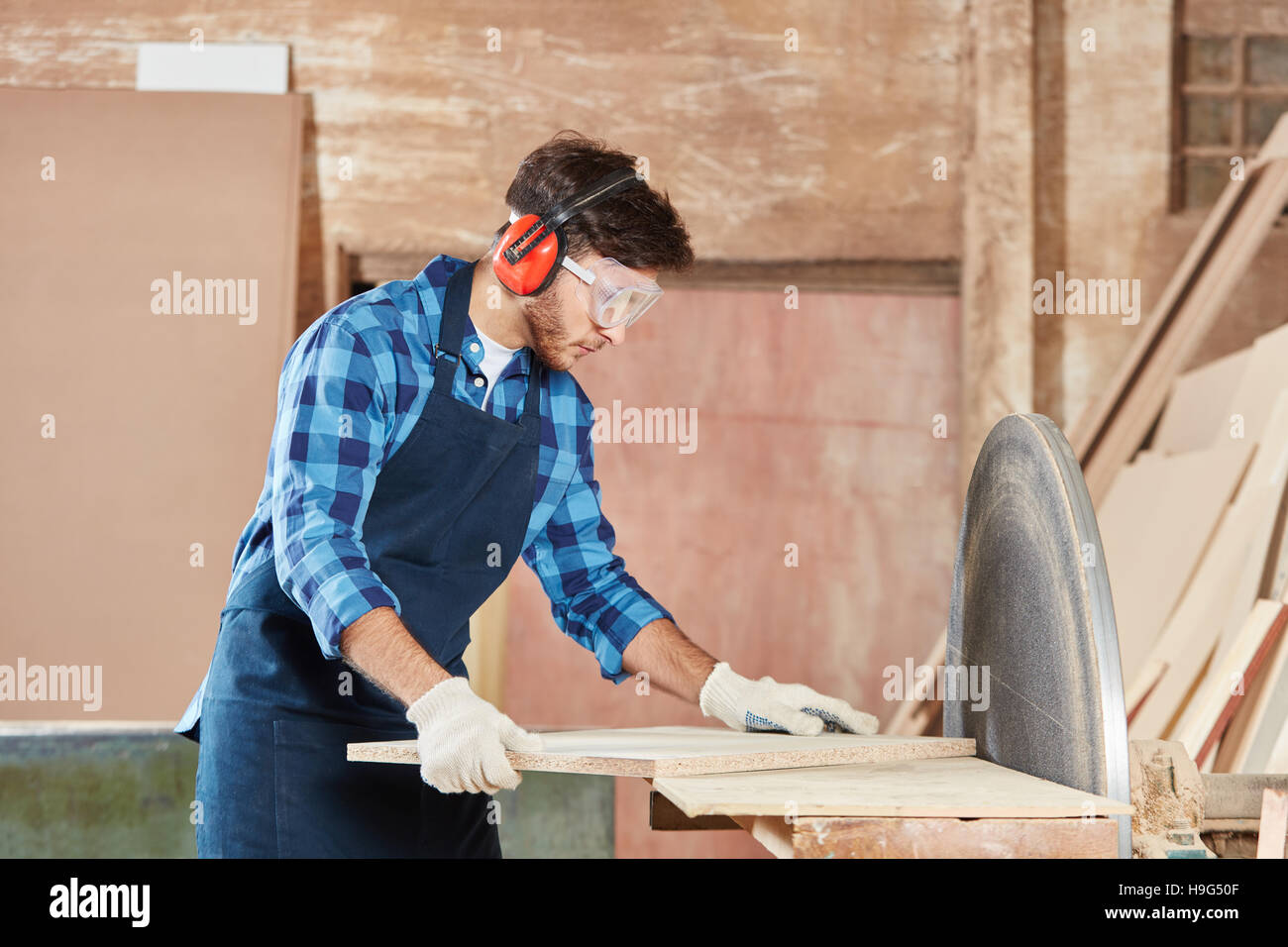 Man woodworking with grinder machine at workshop Stock Photo - Alamy