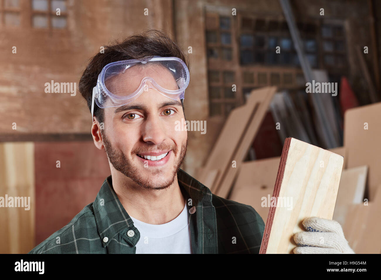 Portrait of carpenter looking happy Stock Photo - Alamy