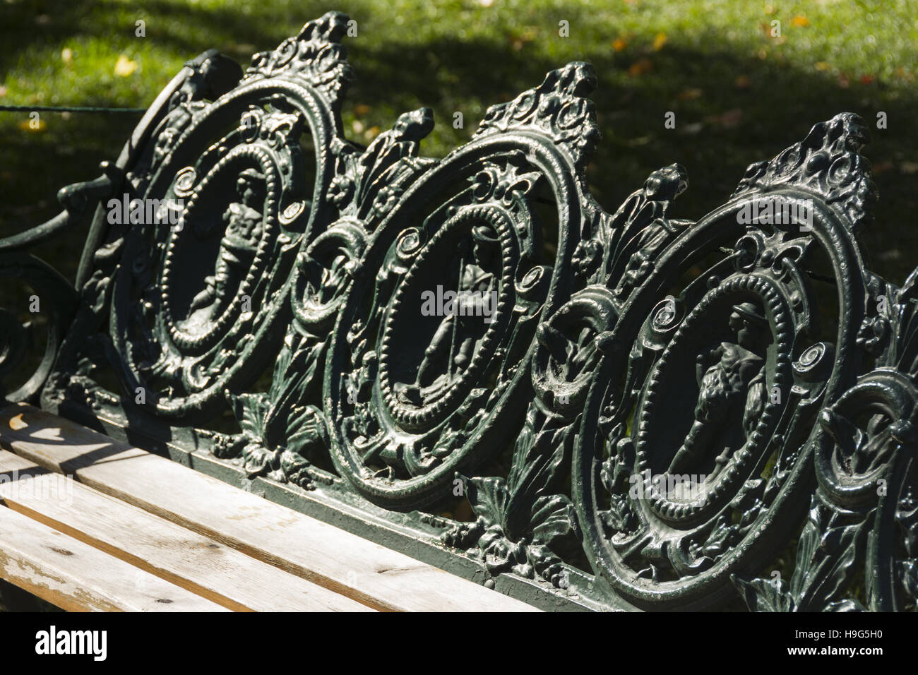 Plaza bench hi-res stock photography and images - Alamy