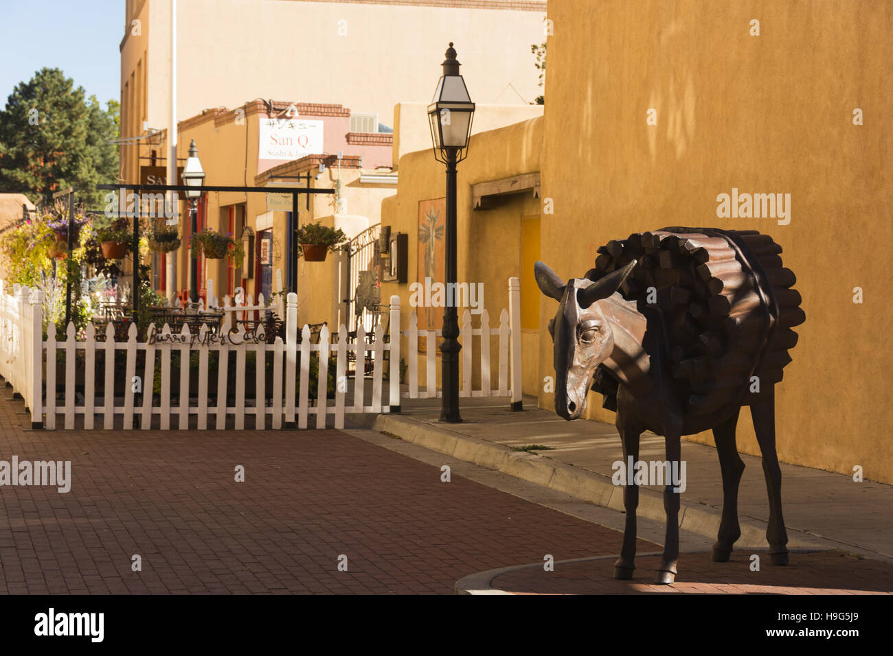 Santa fe sculpture street art hi-res stock photography and images - Alamy