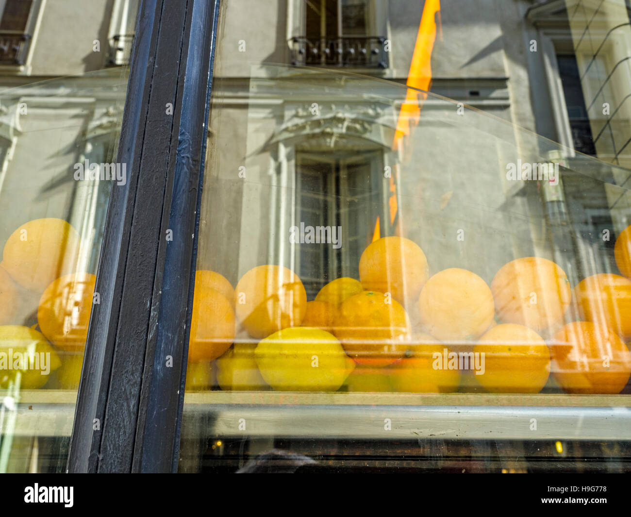 Restaurant window in Paris, France Stock Photo - Alamy