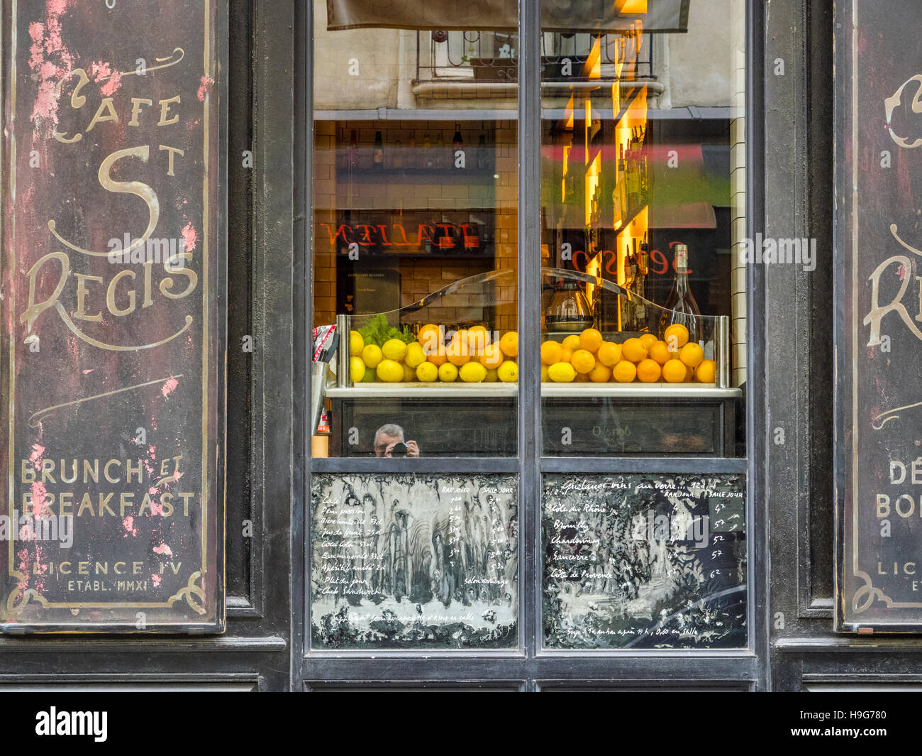 Restaurant window in Paris, France Stock Photo - Alamy