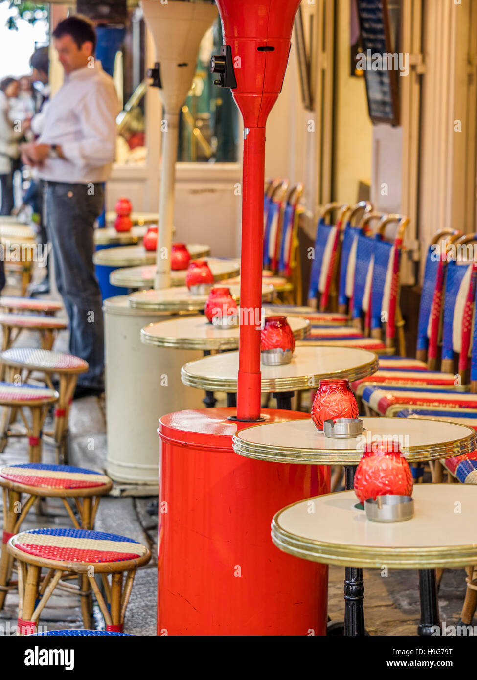 Outdoor restaurant seating in Paris, France Stock Photo - Alamy