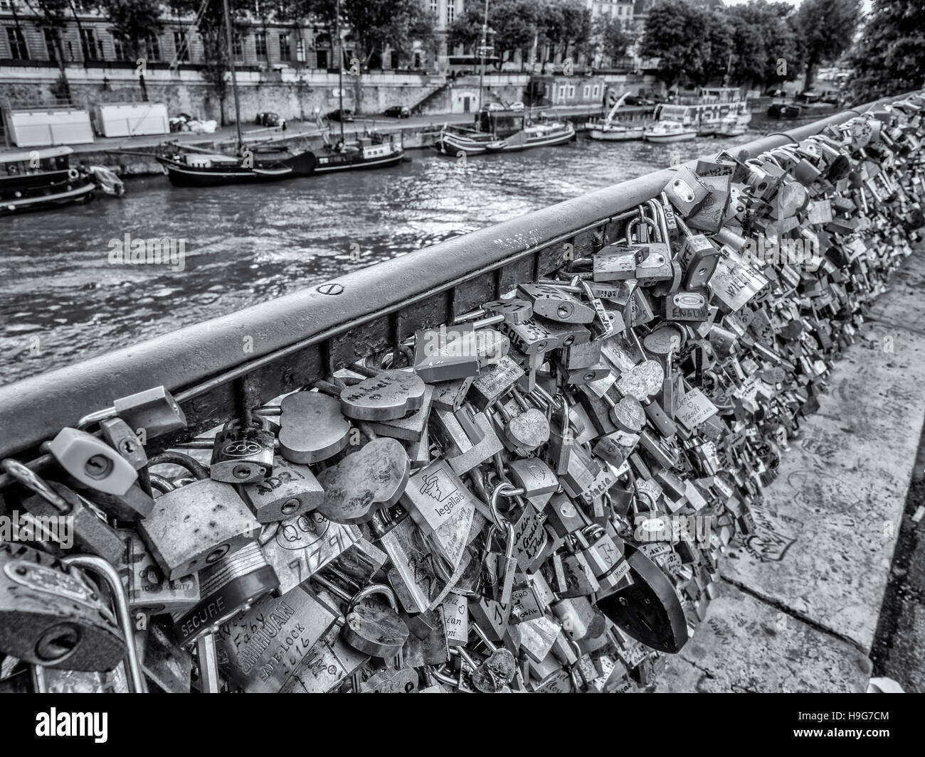 Pont Neuf love locks, Paris, France Stock Photo - Alamy