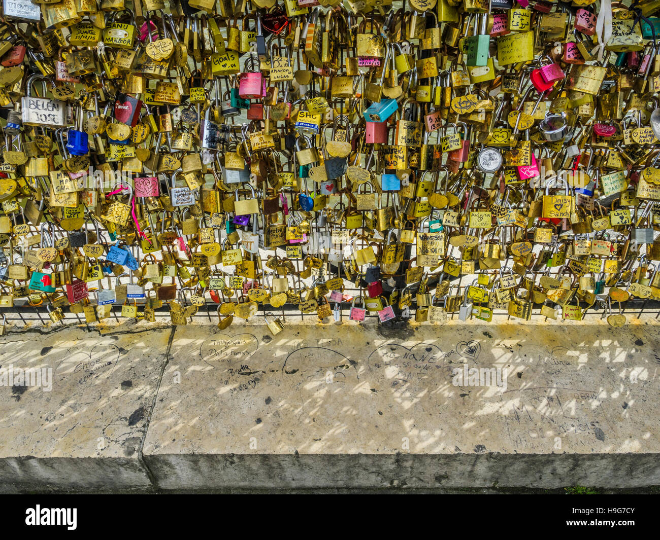 Pont Neuf love locks, Paris, France Stock Photo - Alamy