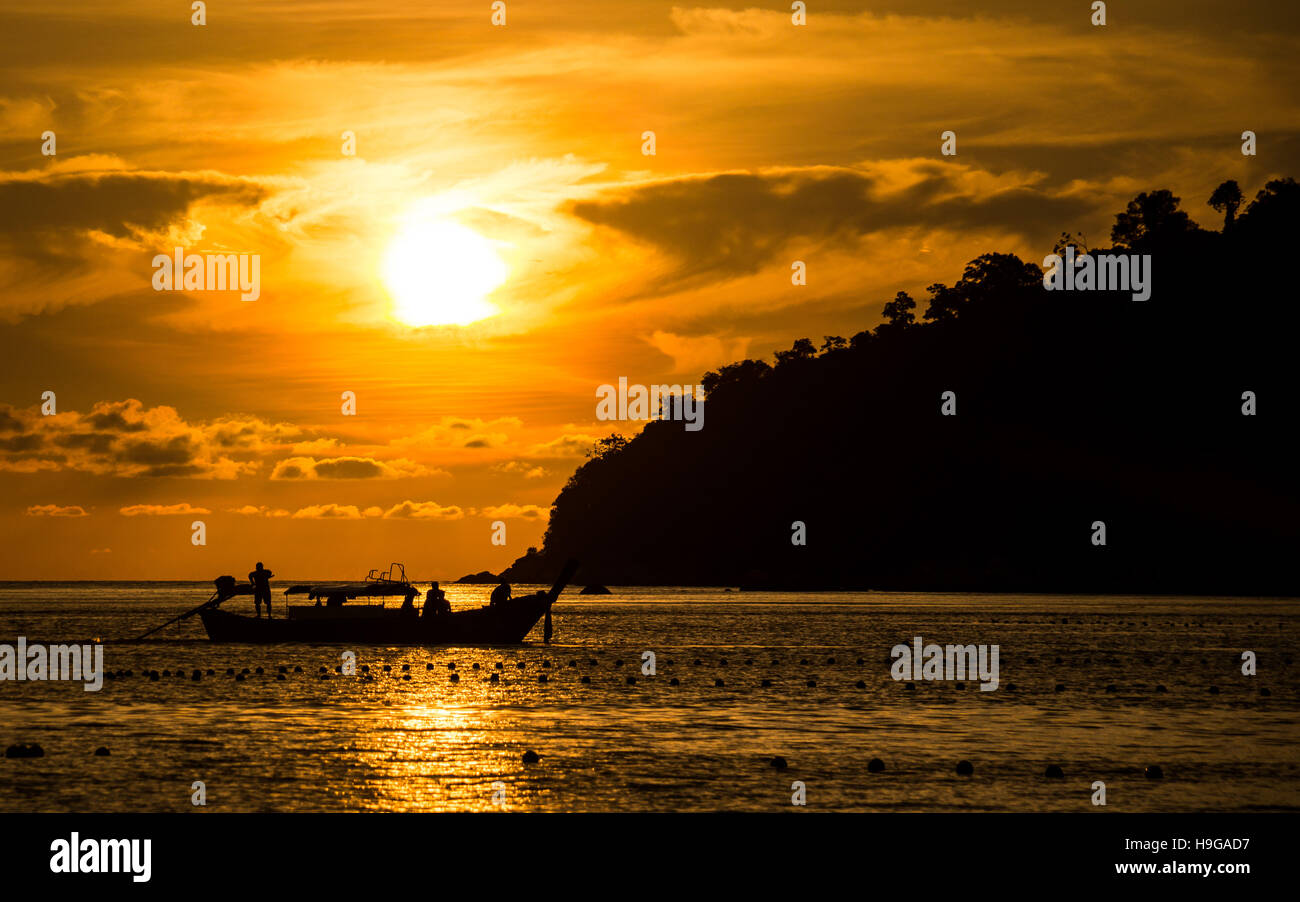 Sun behind boat hi-res stock photography and images - Alamy