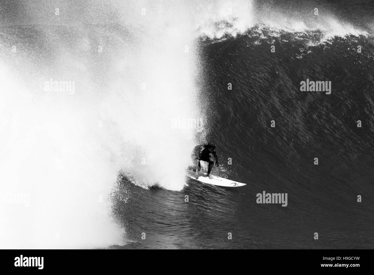 Dodging a wave hi-res stock photography and images - Alamy