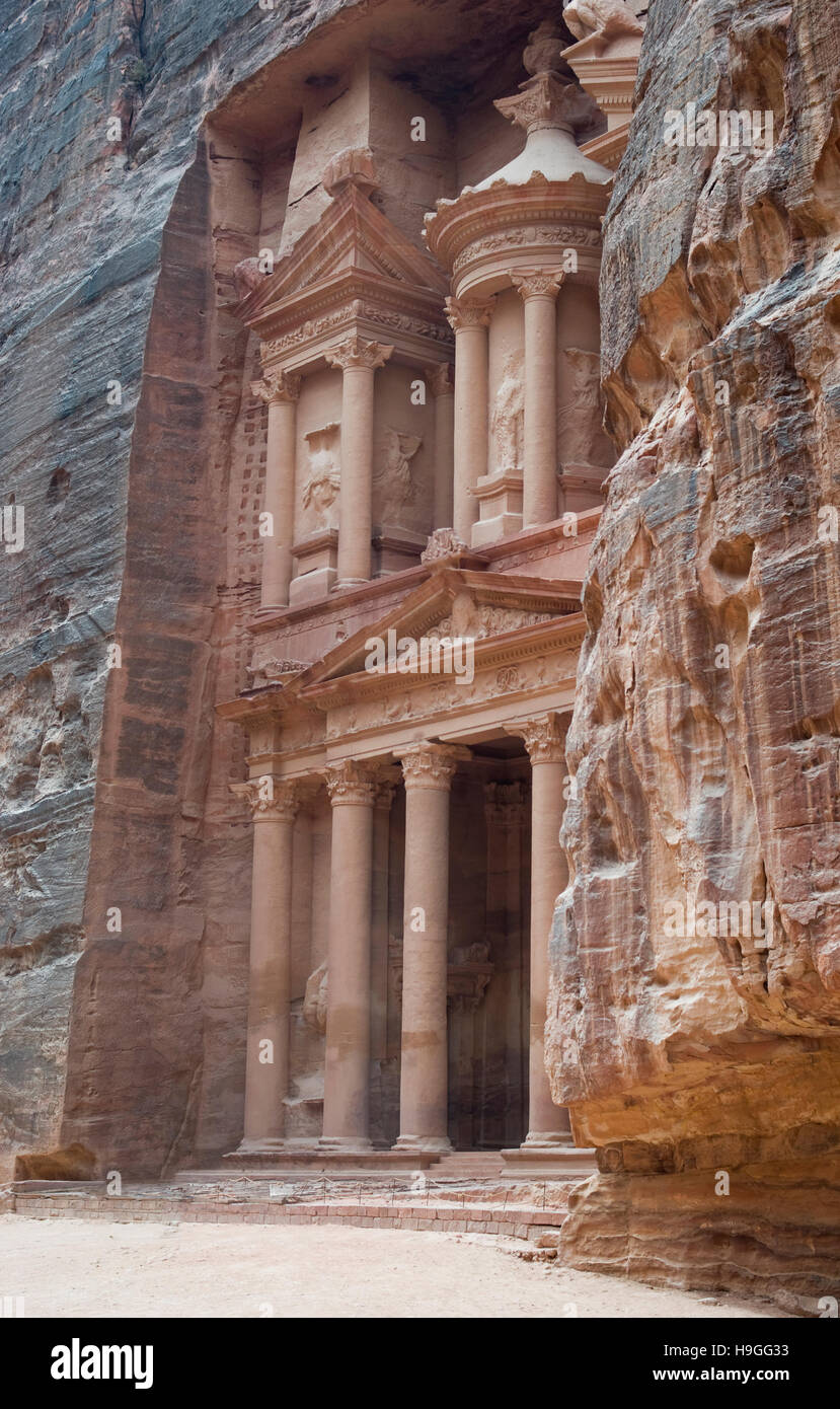 The Treasury building or Al Khazneh at Petra, Jordan Stock Photo - Alamy