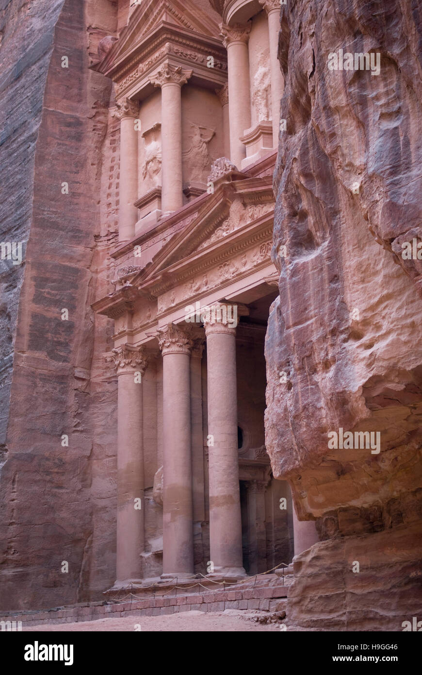 The Treasury building or Al Khazneh at Petra, Jordan Stock Photo - Alamy