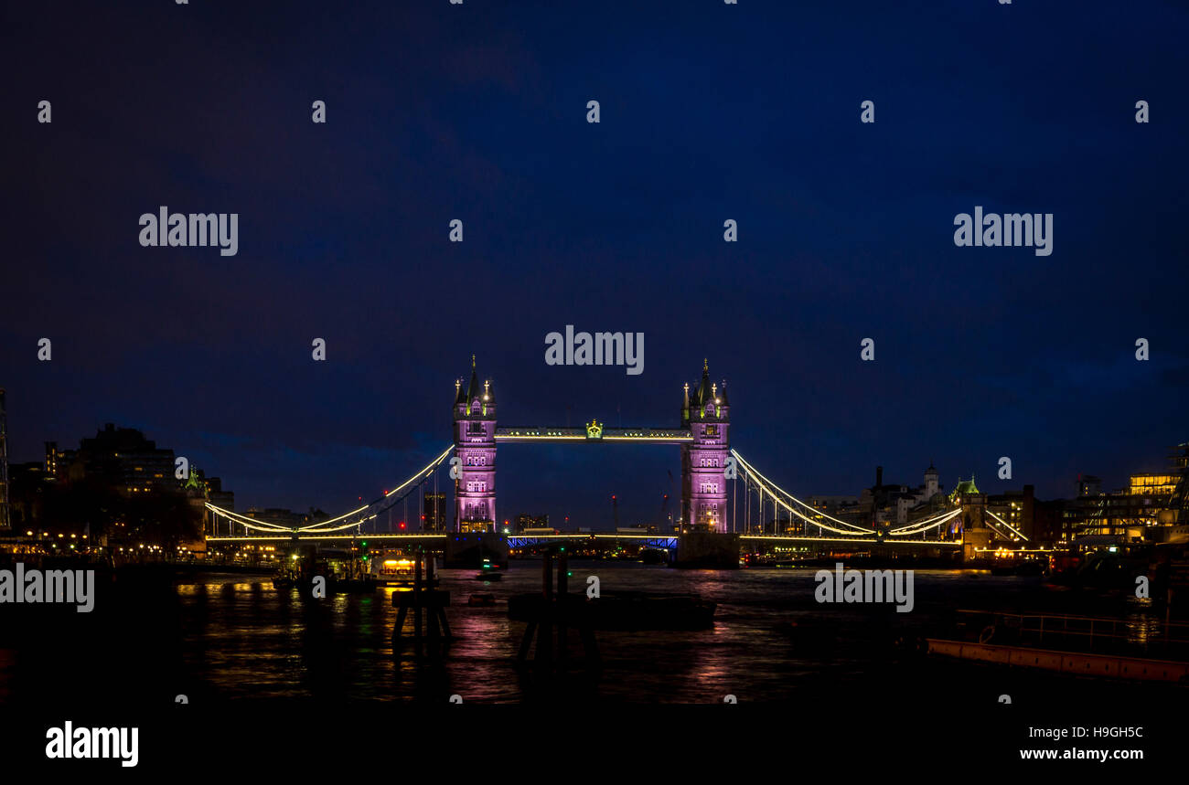 Illuminated thames bridge hi-res stock photography and images - Alamy
