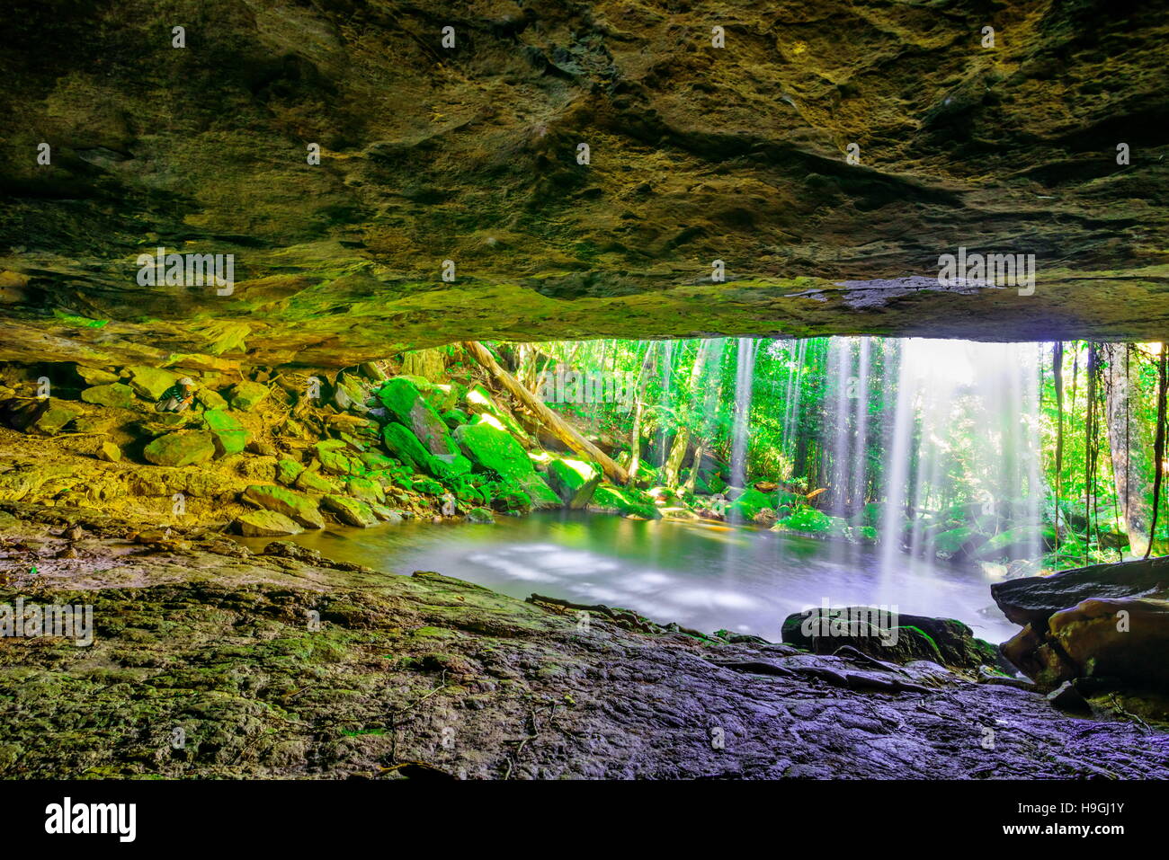 Rocky undercut hi-res stock photography and images - Alamy