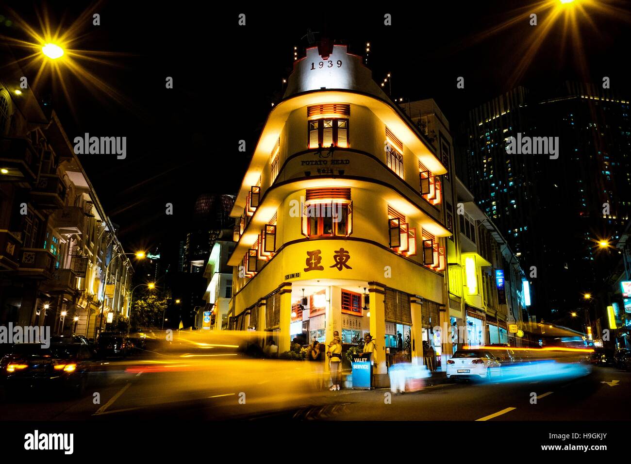 Rounded corners art deco building hi-res stock photography and images ...