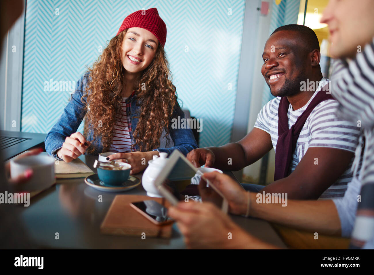 People friends gathered talking hi-res stock photography and images - Alamy
