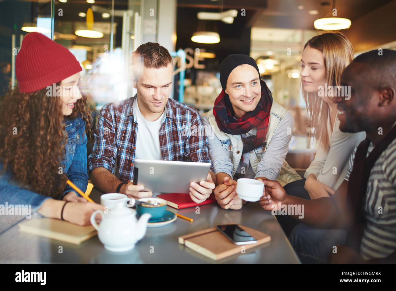 Group of students having tea or coffee and talking Stock Photo - Alamy
