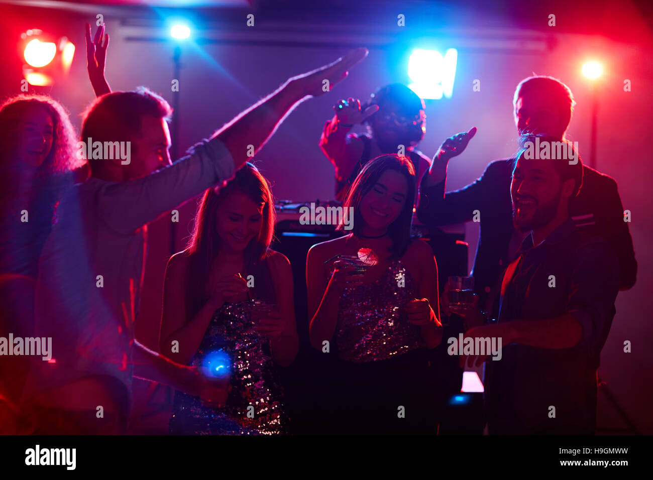 Girls dancing nightclub hi-res stock photography and images - Alamy