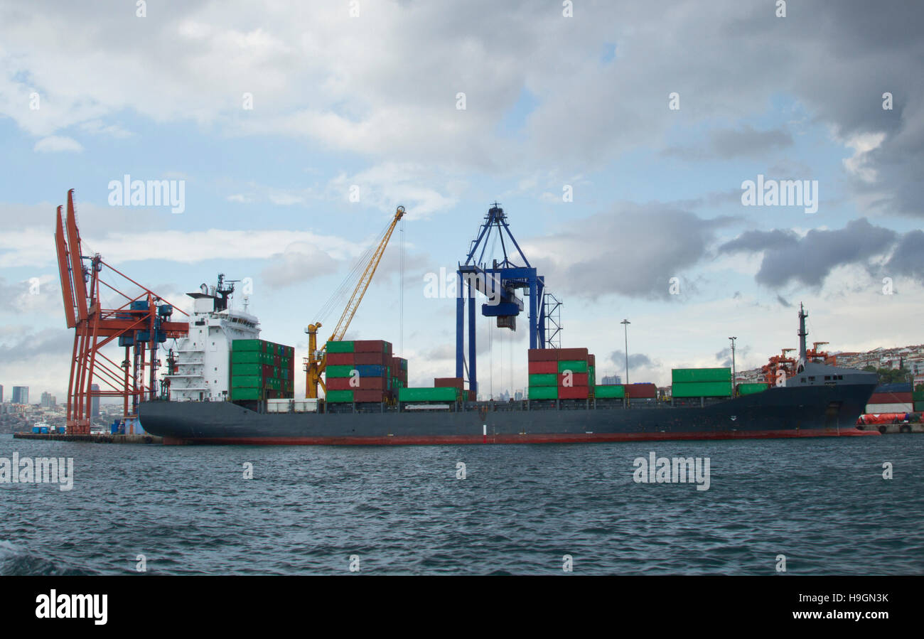 Big cargo ship hi-res stock photography and images - Alamy