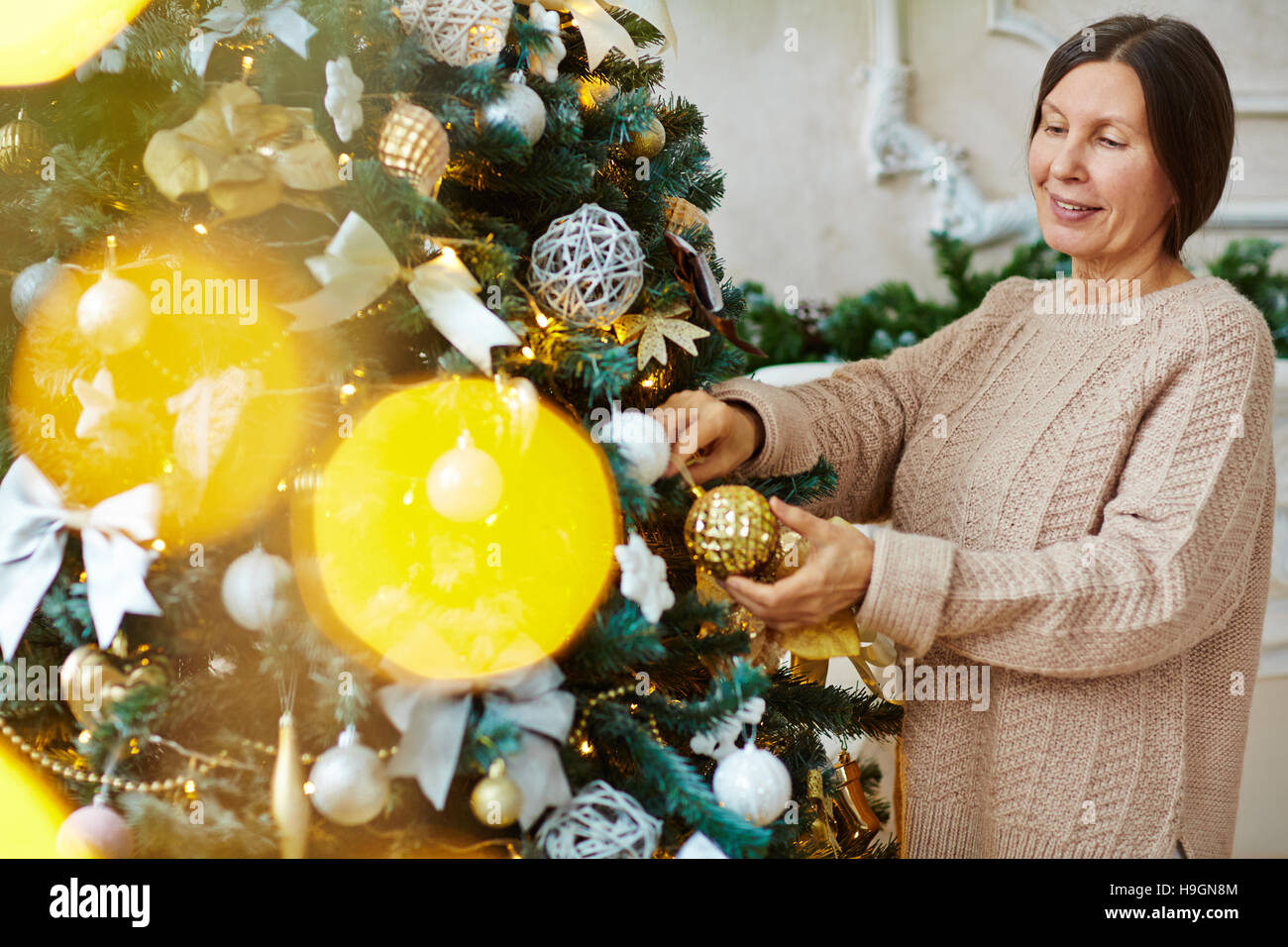 Female decorating hi-res stock photography and images - Alamy