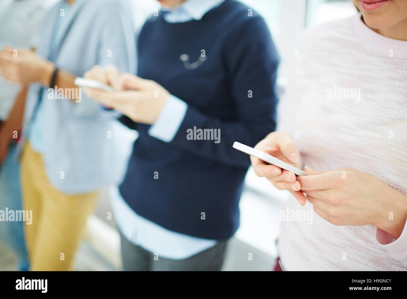 Teens online social media hi-res stock photography and images - Alamy