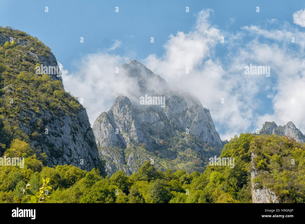 mountain landscape in the French Pyrenees Stock Photo - Alamy