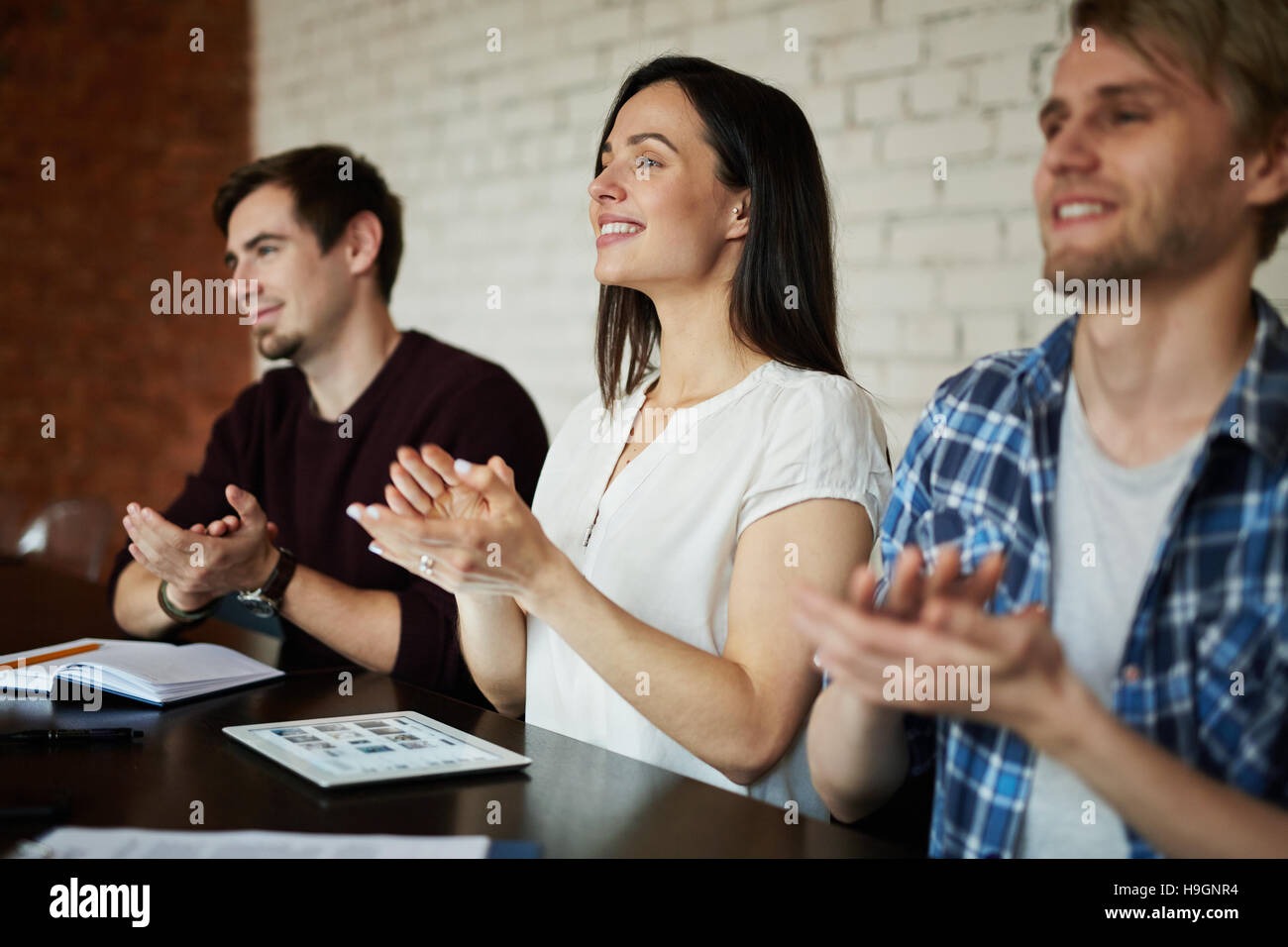 Audience clapping hands hi-res stock photography and images - Alamy