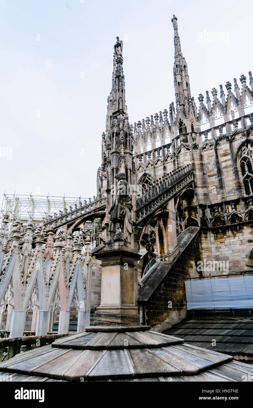 Buttresses duomo di milano hi-res stock photography and images - Alamy