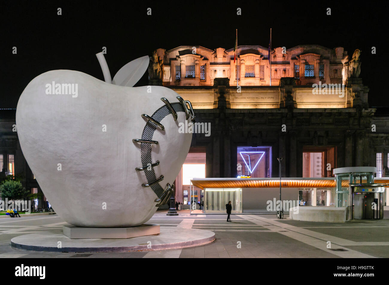 "La Mela Reintegrata" ("Reintegrated Apple") sculpture by Michelangelo ...
