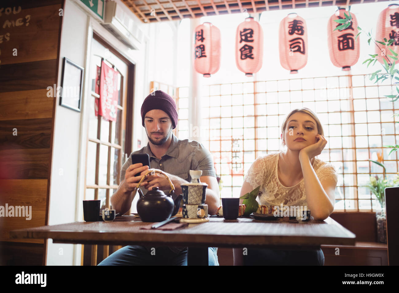 Man ignoring woman while using mobile phone Stock Photo - Alamy Man ignoring woman while using mobile phone Stock Photo - Alamy