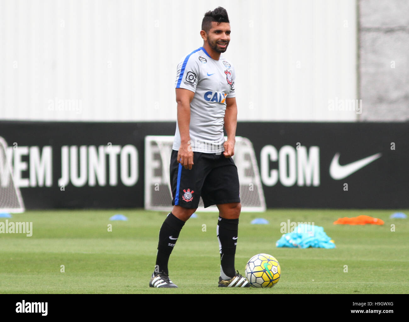 SÃO PAULO, SP - 22.11.2016: TREINO DO CORINTHIANS - William during the ...