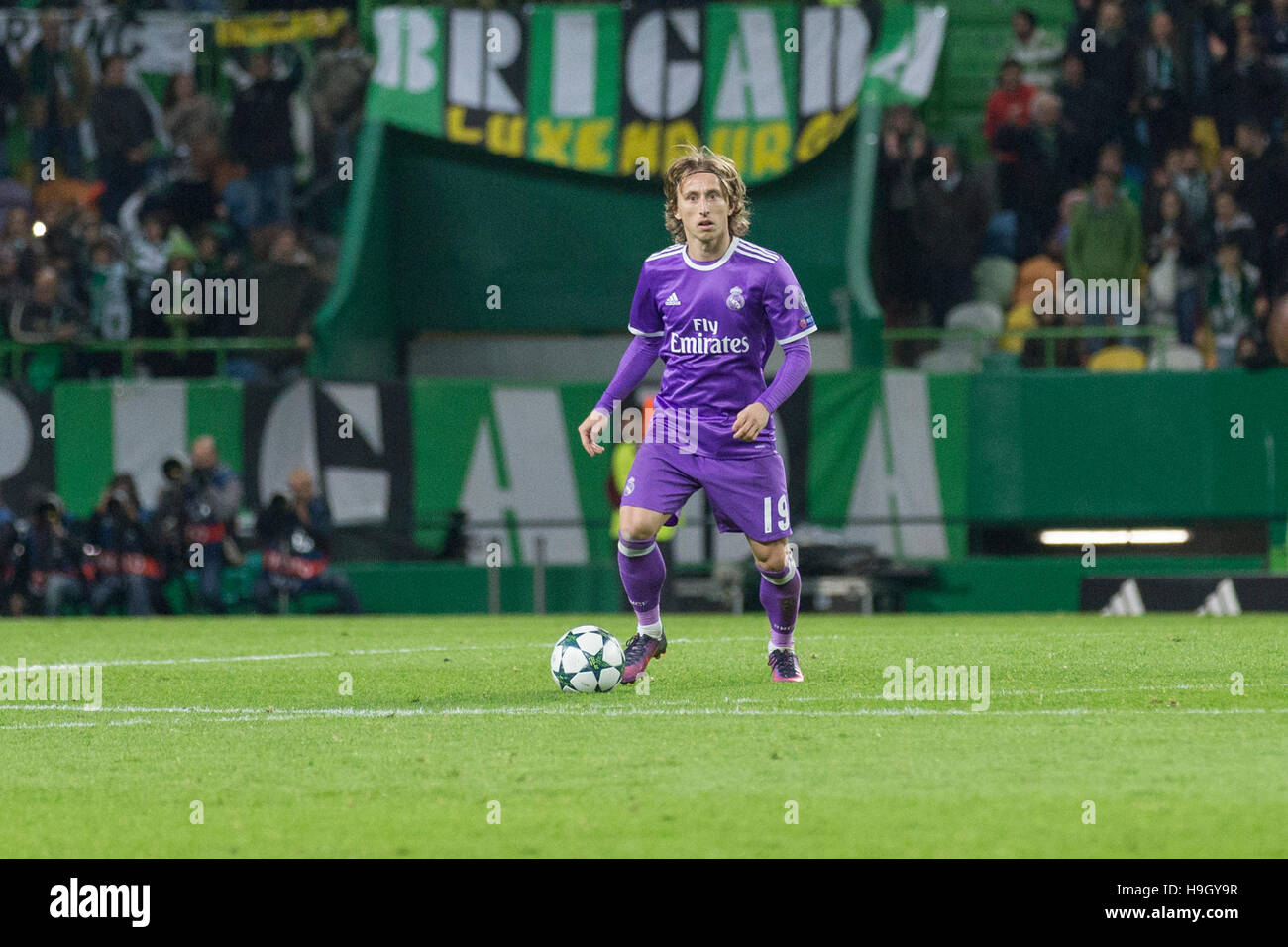 Lisbon, Portugal. 22nd Nov, 2016. Real Madrid's midfielder from Croatia ...