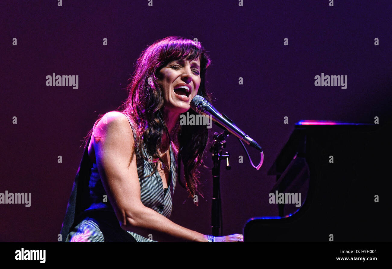 Lilith fair hi-res stock photography and images - Alamy