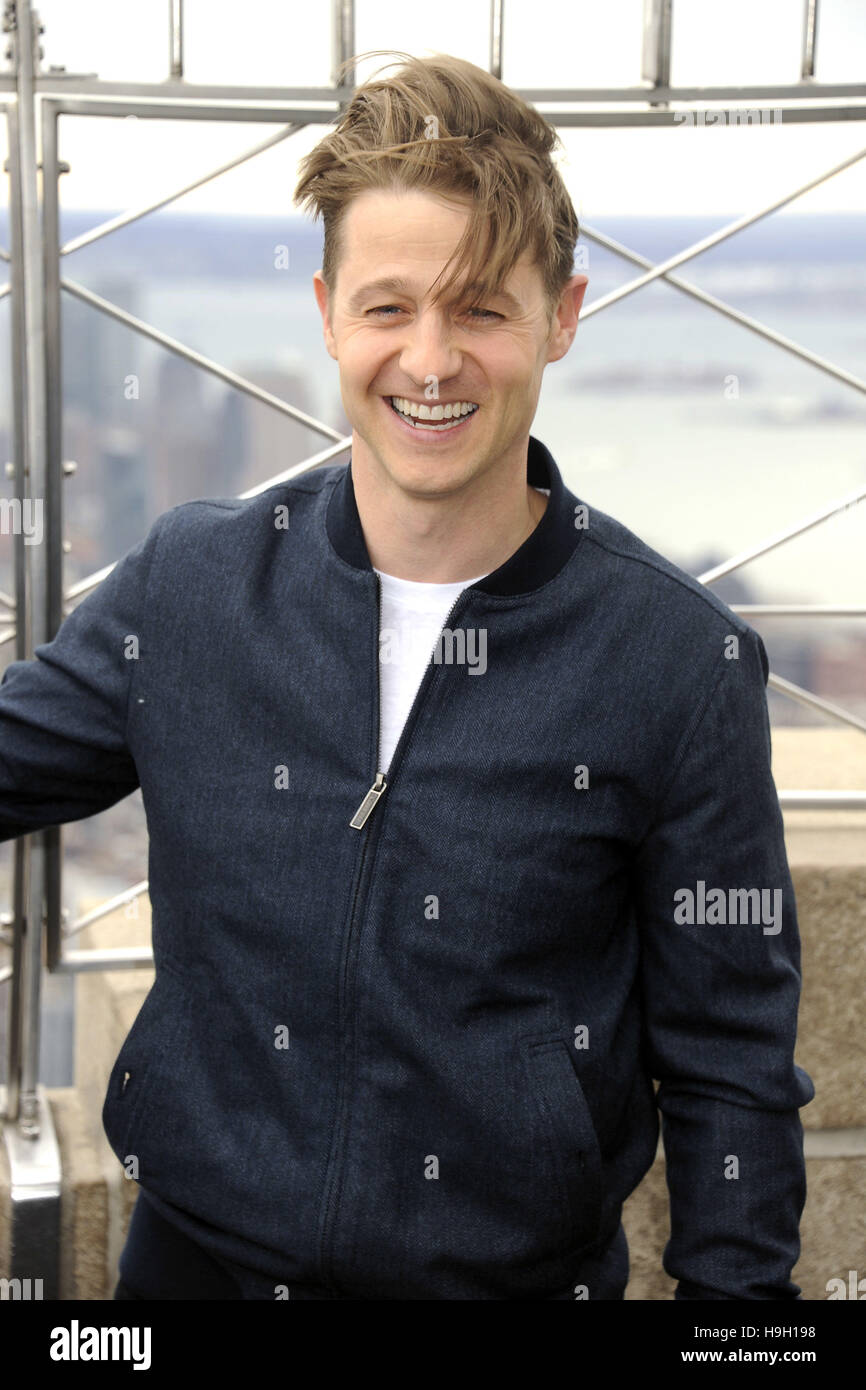 New York City. 21st Nov, 2016. Ben McKenzie visits The Empire State ...