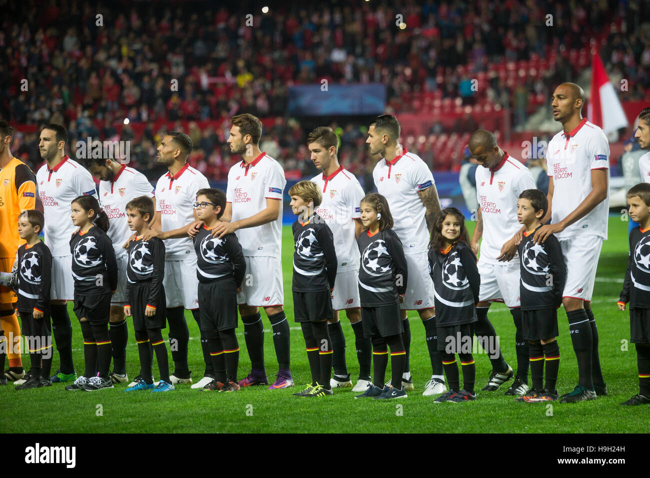 Seville, Spain. 22nd November, 2016. Sevilla FC´S players before the ...